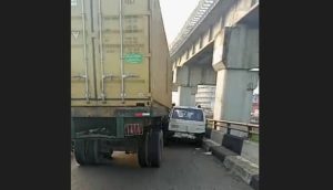 BREAKING: LASTMA Rescues Driver, Passengers After Bus Rams Into Trailer ...